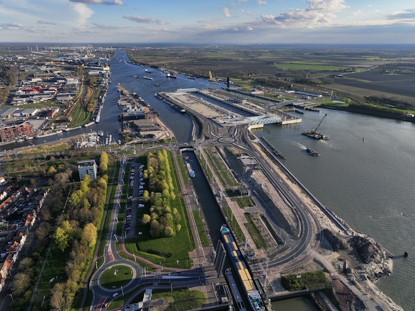 Koning Willem-Alexander en Koning Filip openen Nieuwe Sluis