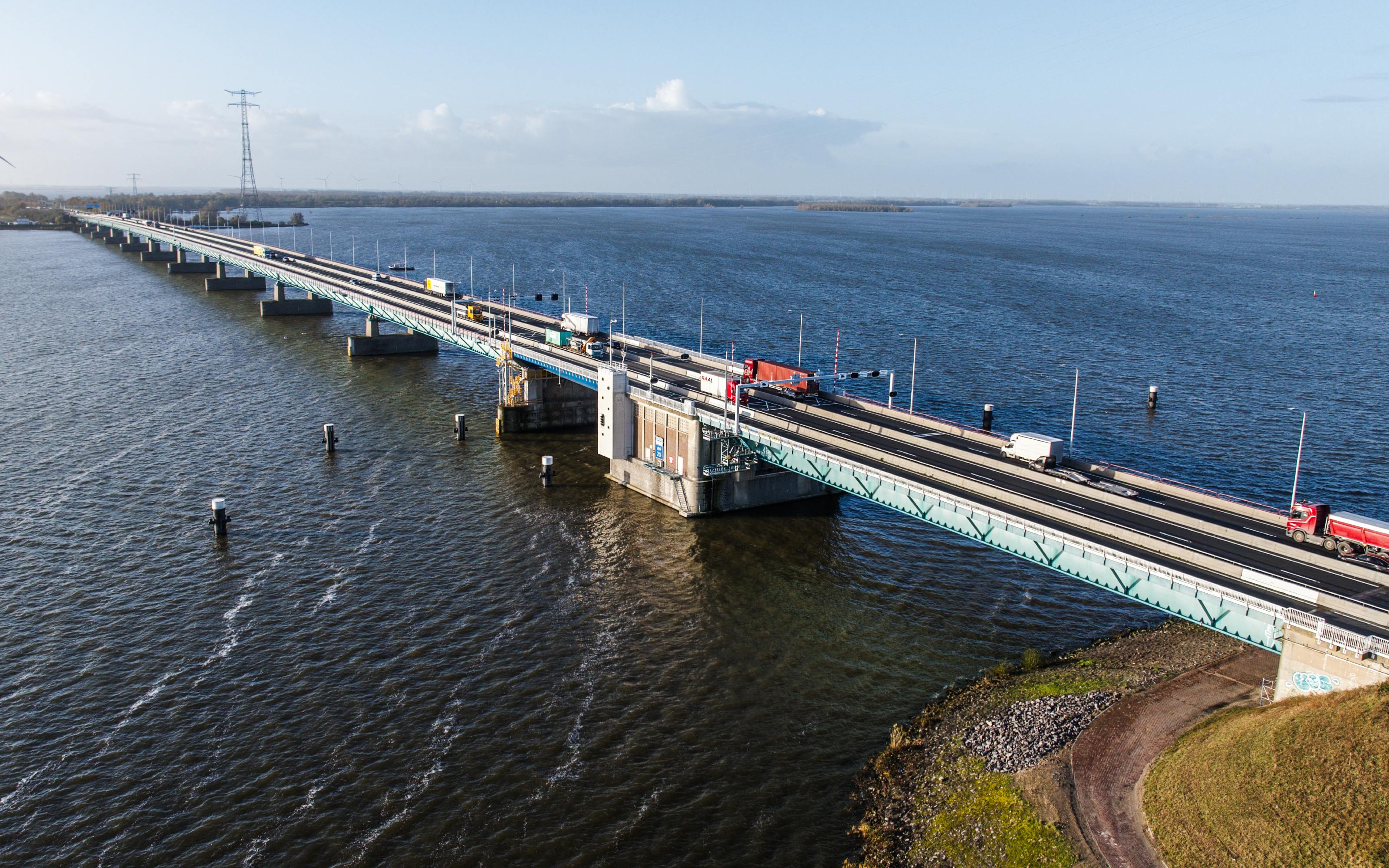 Haringvlietbrug (A29)