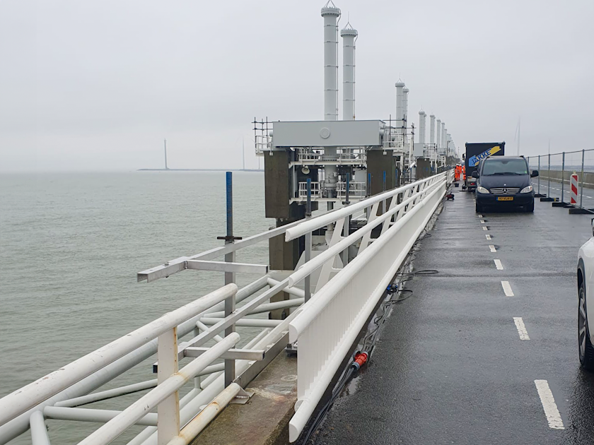 1e nieuwe leuning Oosterscheldekering geplaatst