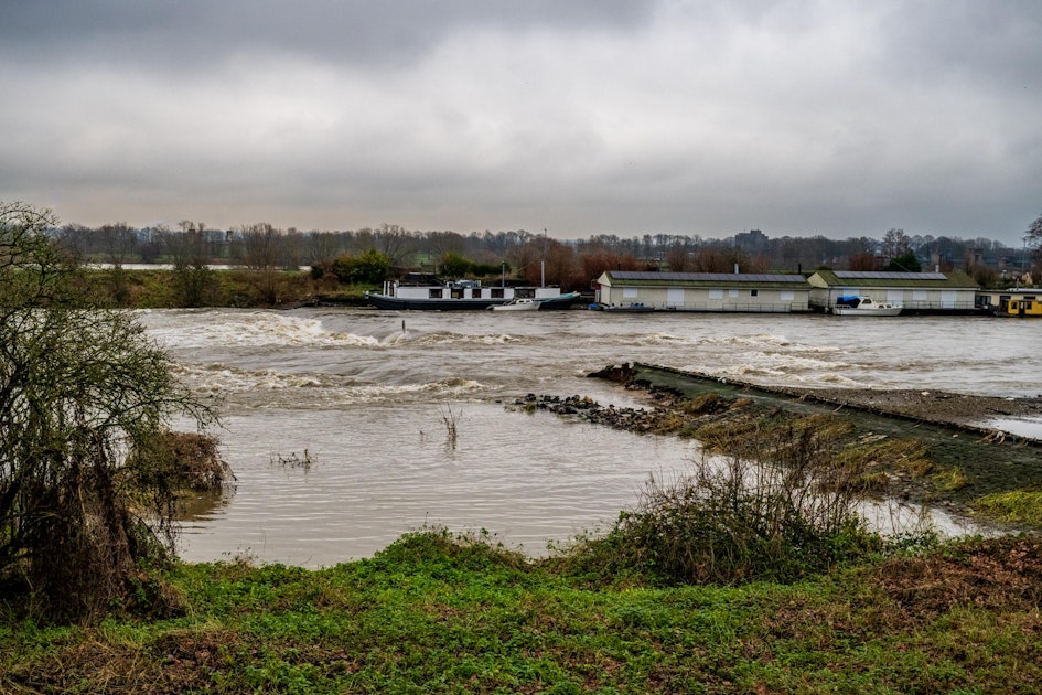 Woonboot onder brug bij Bosscherveld vandaan gehaald
